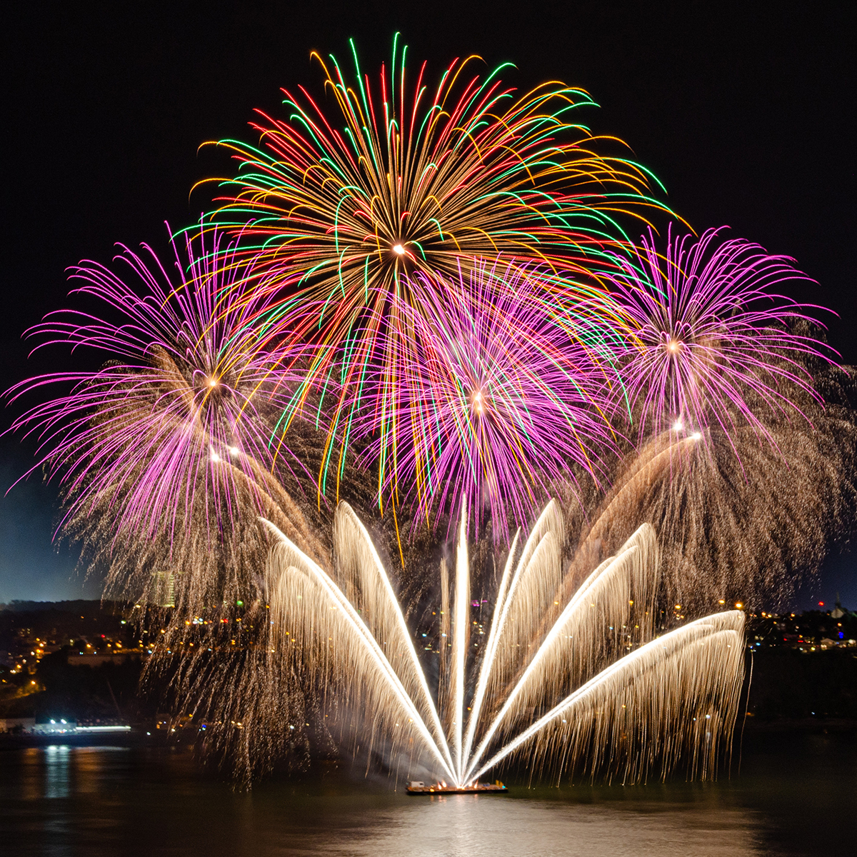 Red Carpet Dinner Cruise and Fireworks in Lévis | AML Cruises
